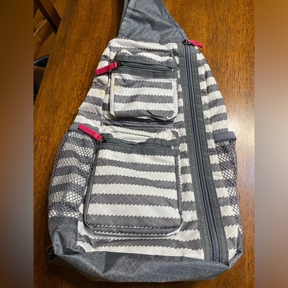 thirty-one | Bags | Thirty One Gray Wave Crossbody Bag | Poshmark